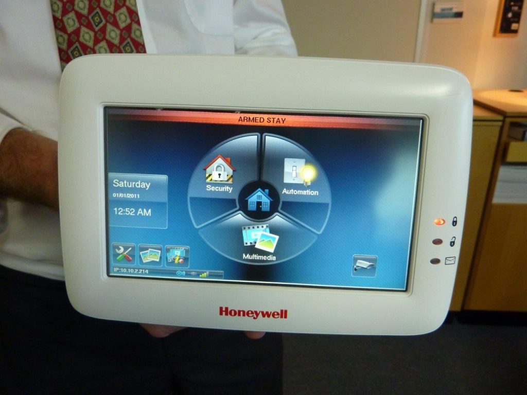 Fingertip Control From Honeywell Tuxedo Touch | SEN.news - No. 1