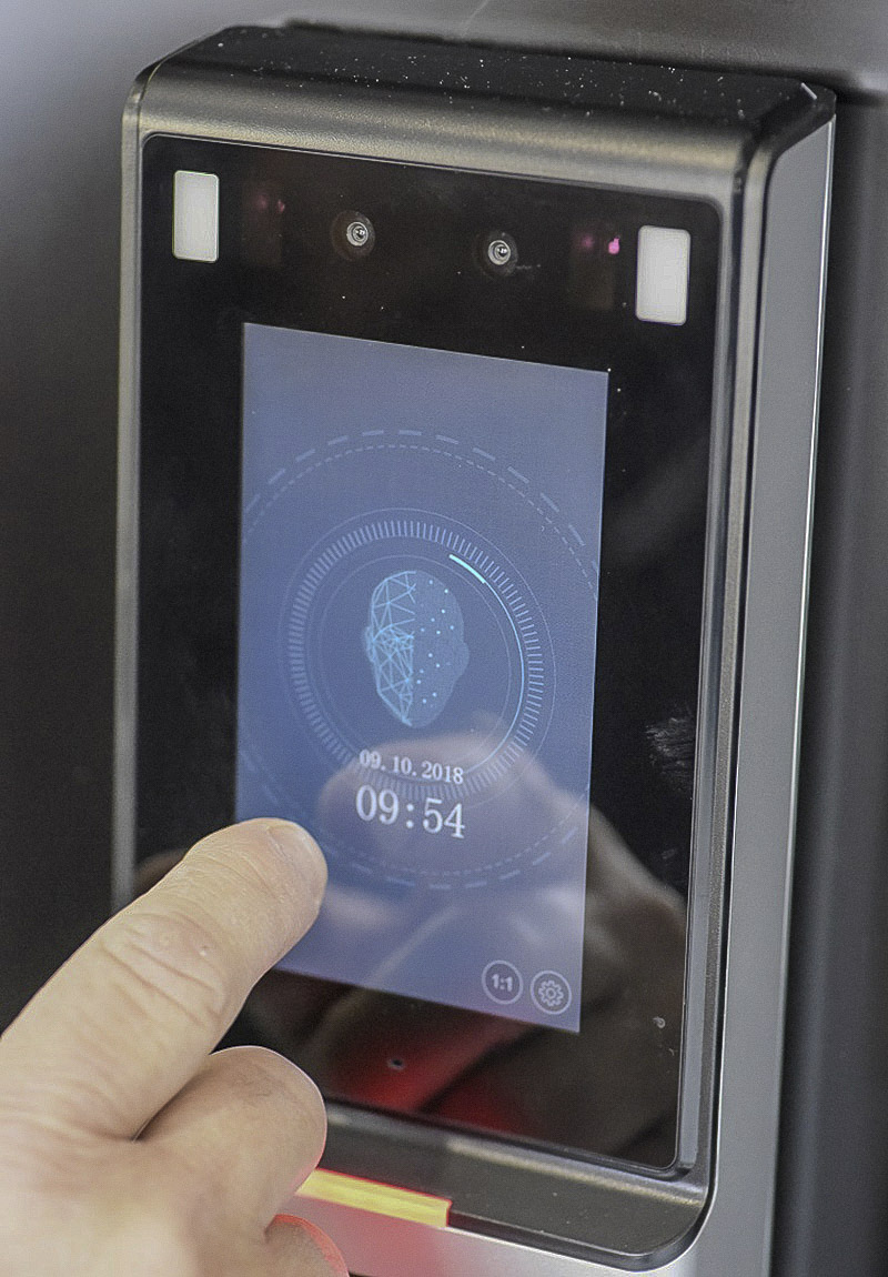 Hikvision DS-K2604 Access Control Panel Quick Review | SEN.news - No. 1