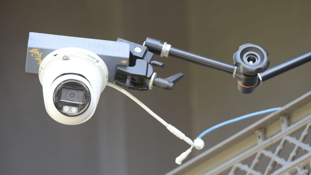 Hikvision Smart Hybrid Light Camera Impressions | SEN.news - No. 1