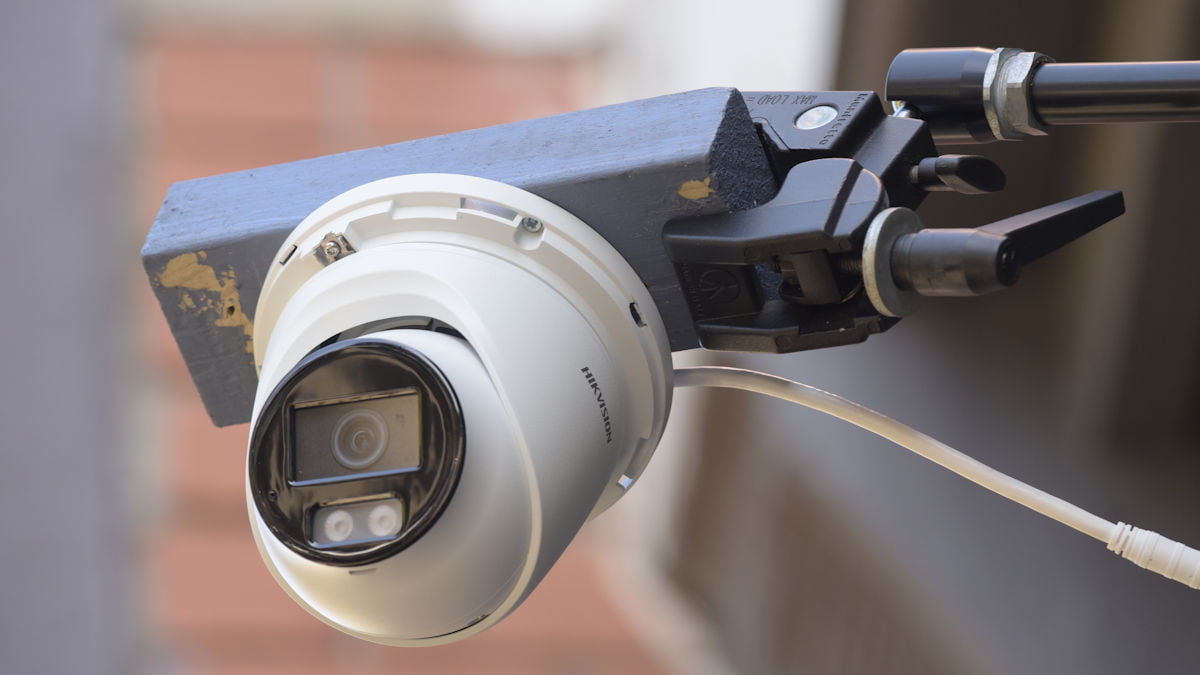 Hikvision Smart Hybrid Light Camera Impressions | SEN.news - No. 1